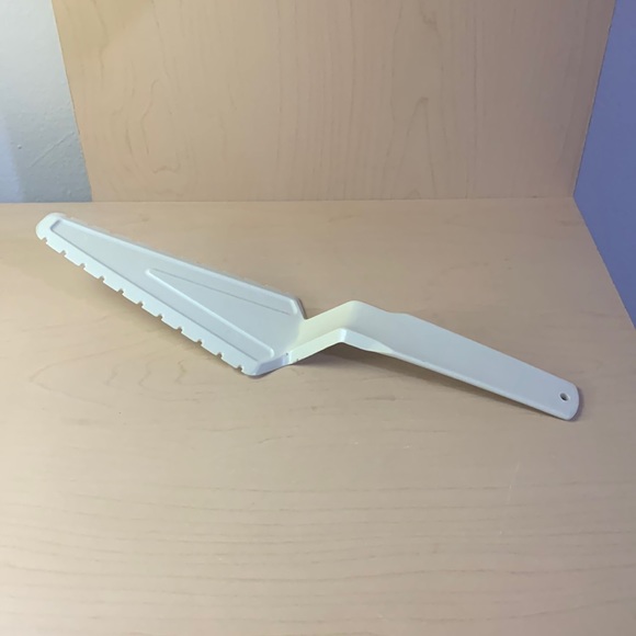 Tupperware | Kitchen | Tupperware Serrated Cake Cutterpie Slicer 12284 ...